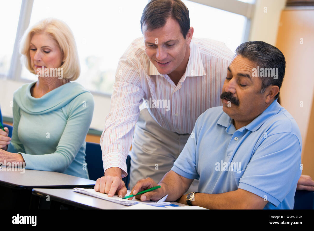 Helping student students hispanic hi-res stock photography and images ...