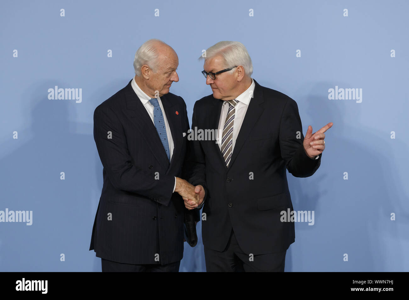 World situation conference hi-res stock photography and images - Alamy