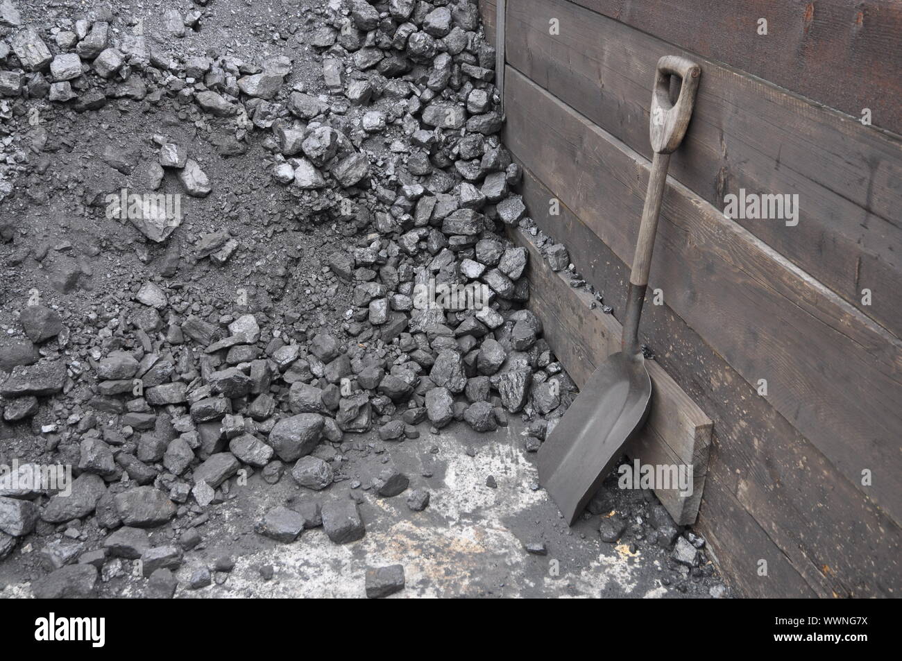 Vintage coal shovel hi-res stock photography and images - Alamy