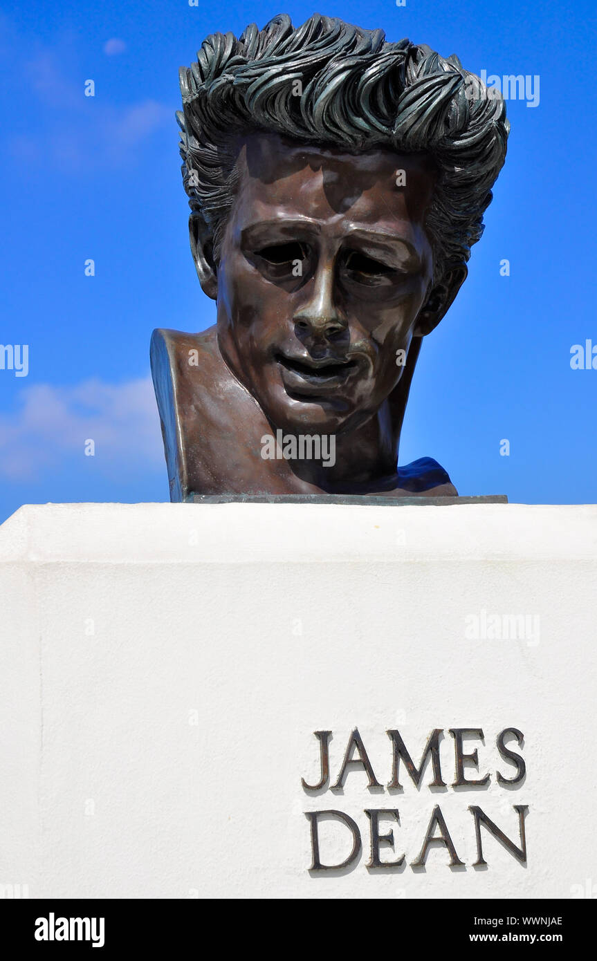 James Dean Statue at Griffith Park Observatory Stock Photo - Alamy