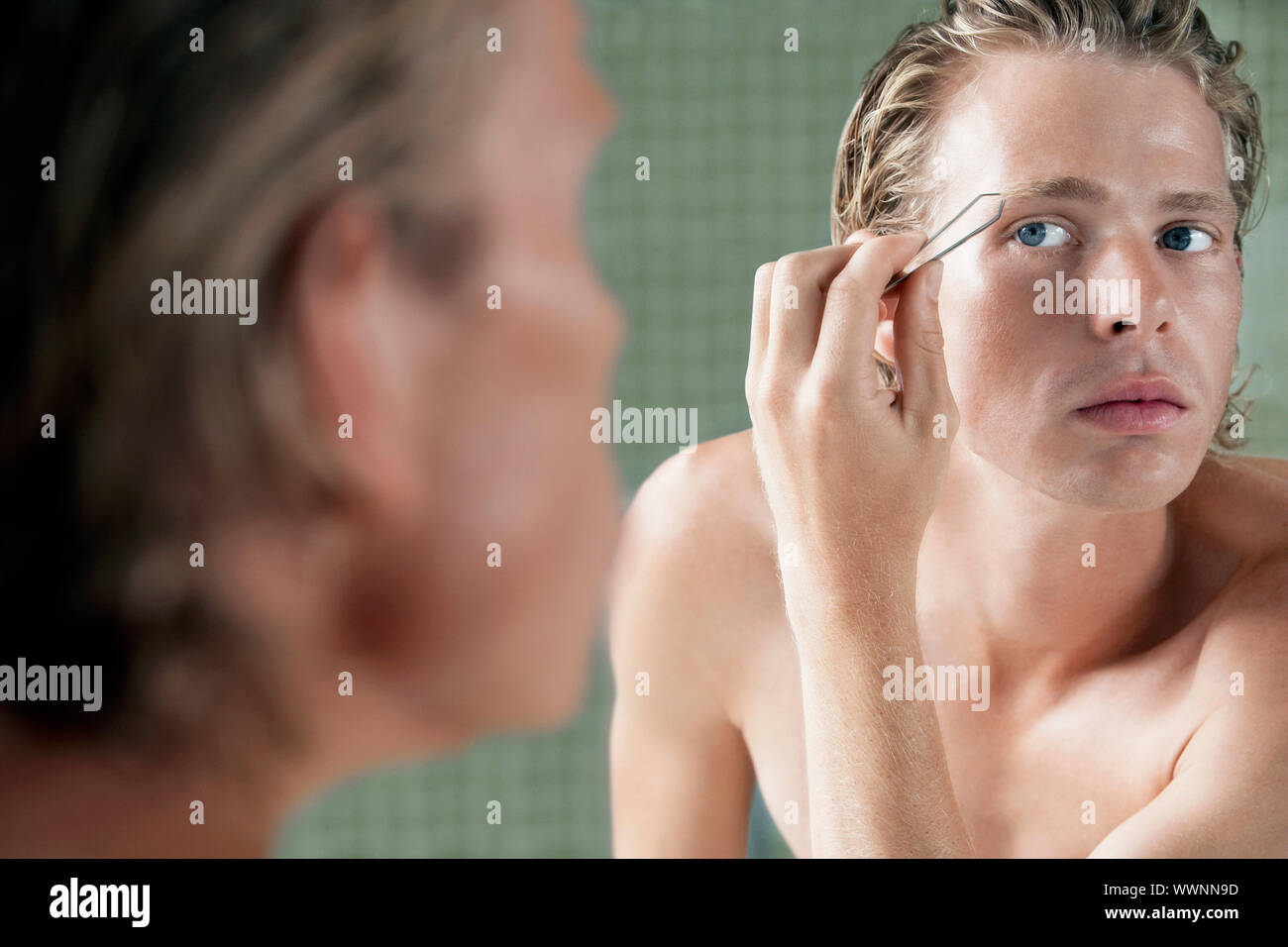 Man pluck eyebrows hi-res stock photography and images - Alamy