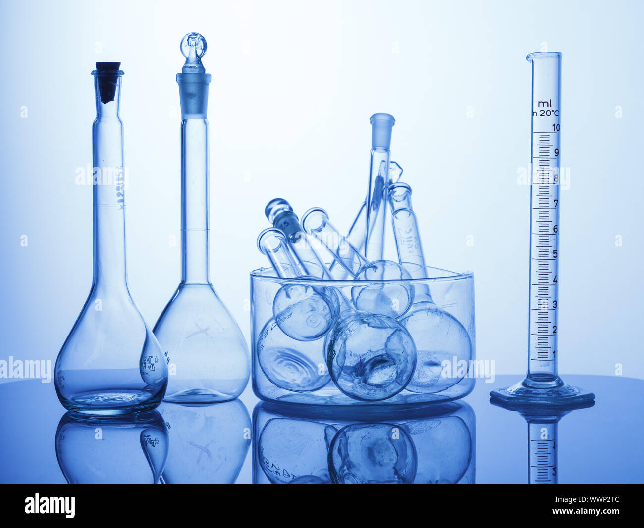 Assorted lab glassware hi-res stock photography and images - Alamy