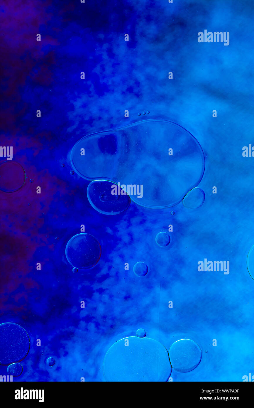 Air and oil bubbles inside water base form patterns Stock Photo - Alamy