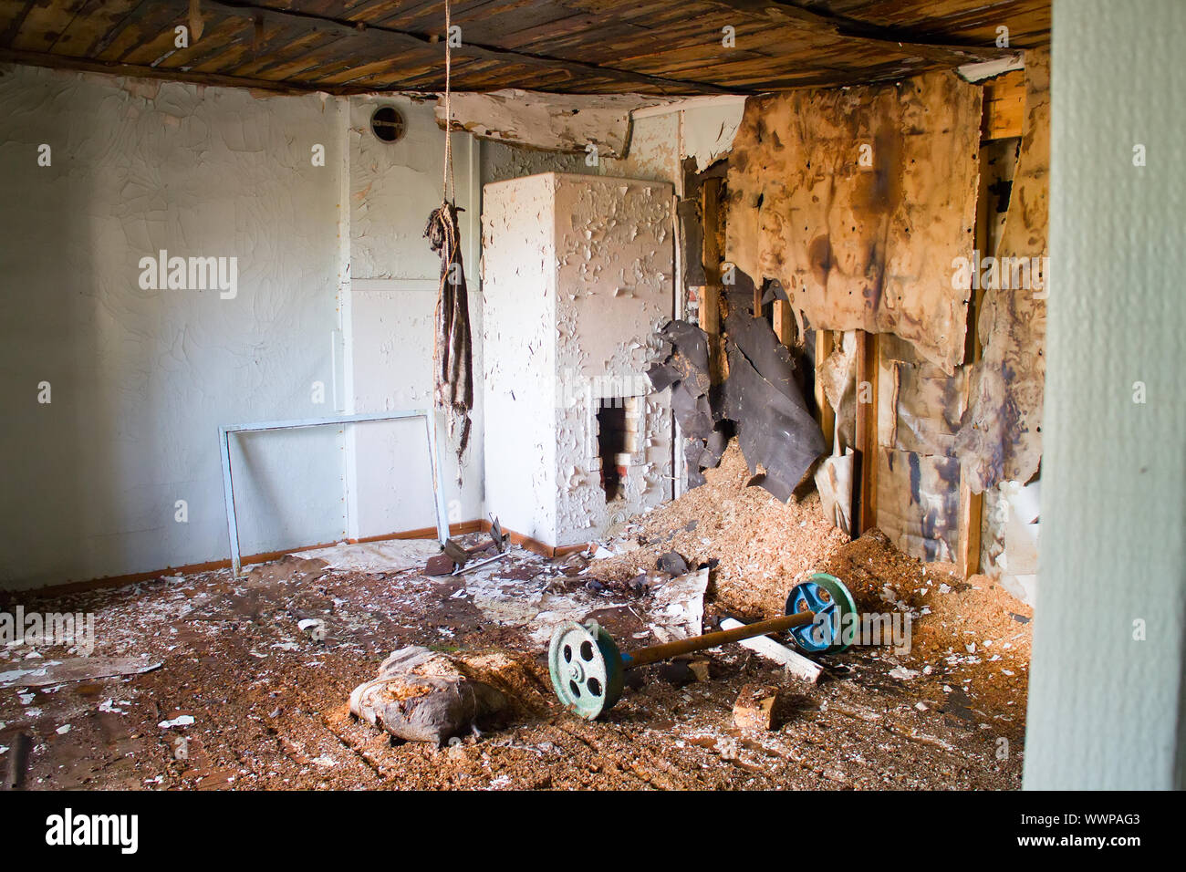 destroyed house room ruins Stock Photo - Alamy