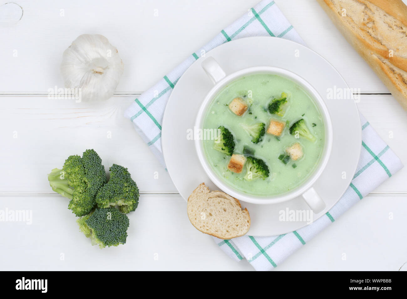 Brokkolisuppe Brokkoli Suppe Broccolisuppe Broccoli in Suppentasse von ...