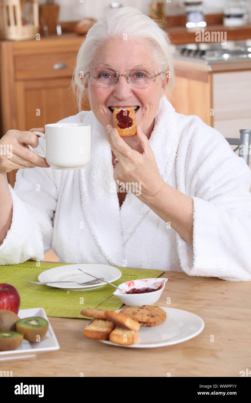 Kiwi in old kitchen hi-res stock photography and images - Alamy