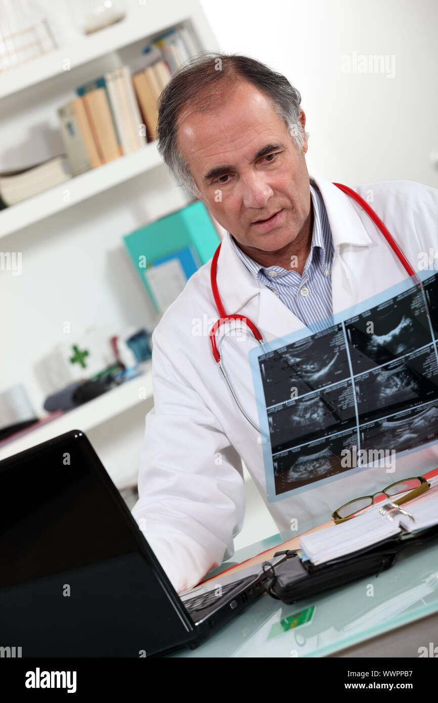 Medical doctor man check mri hi-res stock photography and images - Alamy