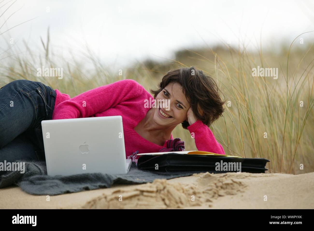 Woman relaxed beach laptop hi-res stock photography and images - Alamy