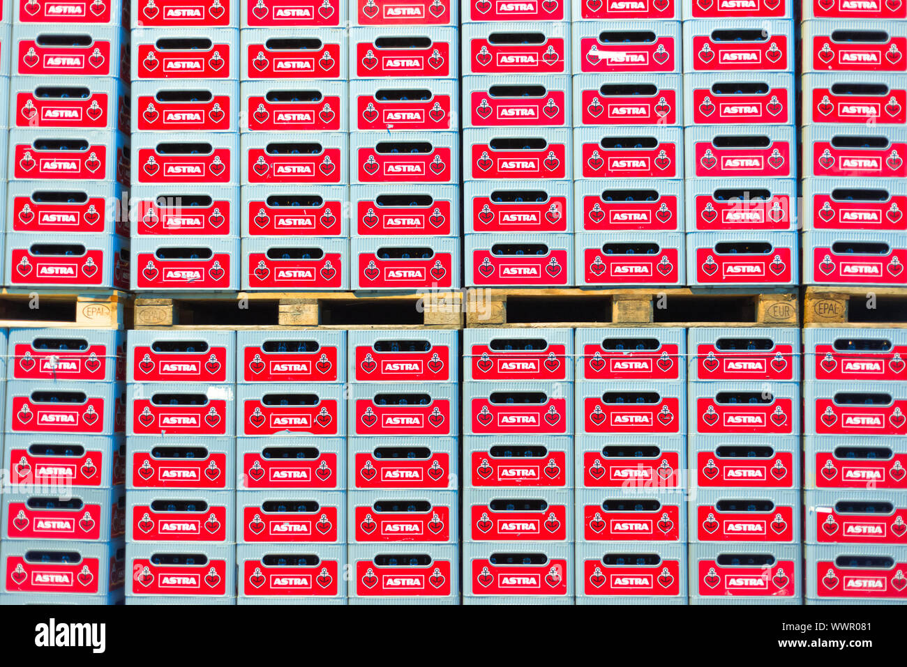 Crates of beer hi-res stock photography and images - Alamy