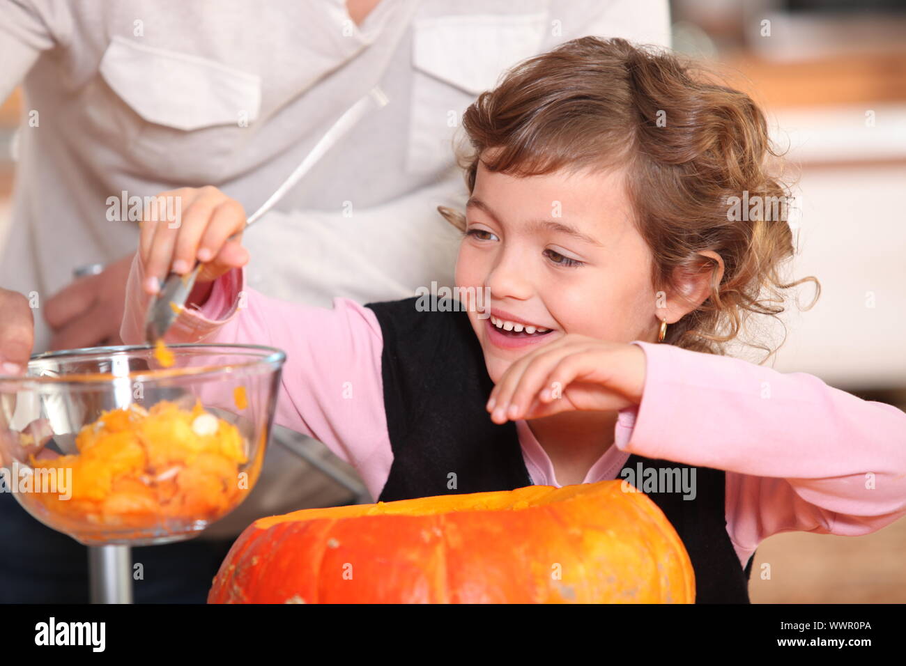 Hollowing out pumpkin hi-res stock photography and images - Alamy