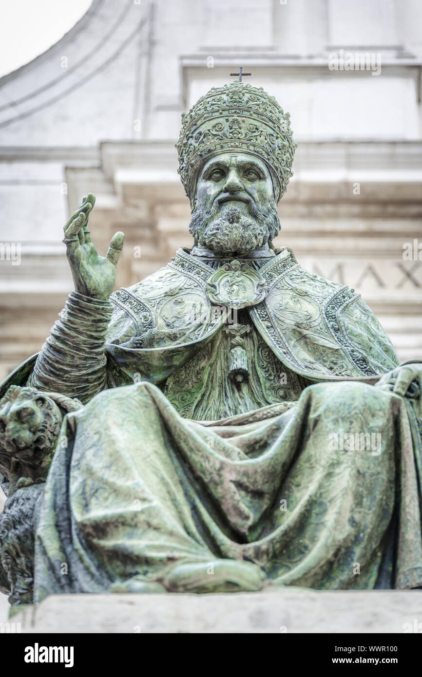 An image of a statue of Pope Sixtus V in front of the Basilica della ...
