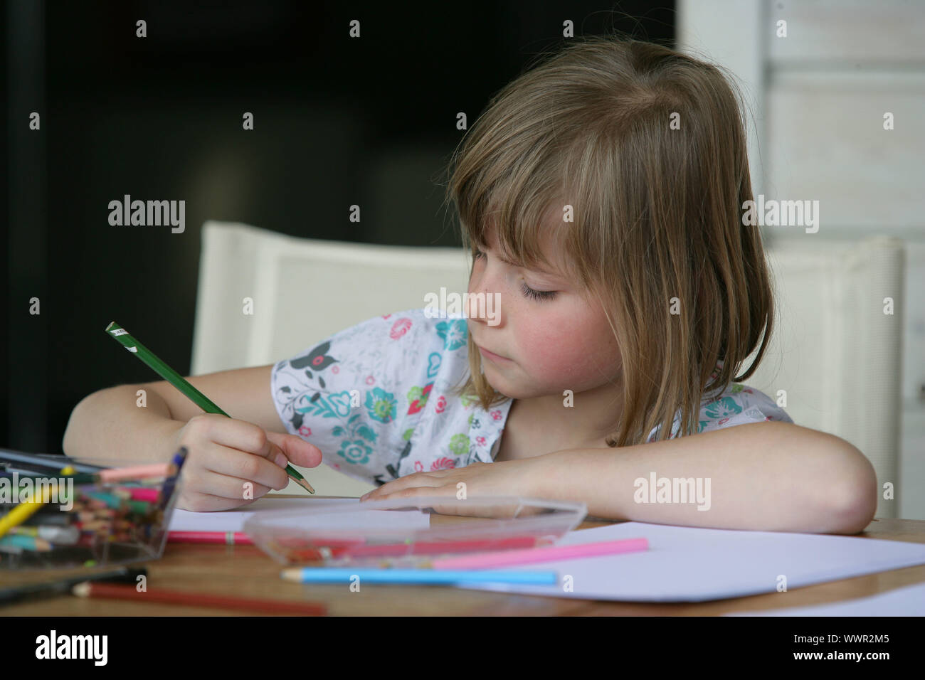 Little girl colouring Stock Photo - Alamy