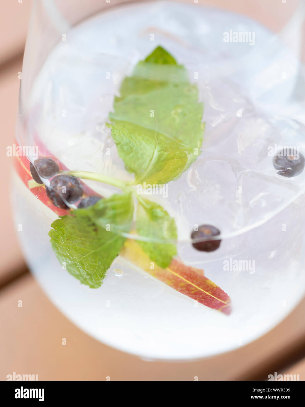 Close up gin and tonic cocktail with garnish Stock Photo - Alamy
