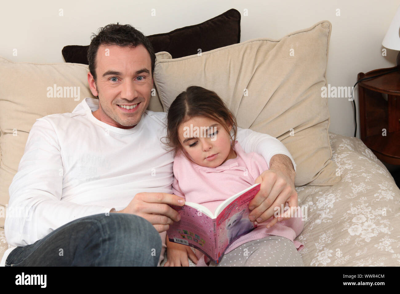 Father reading to his daughter Stock Photo - Alamy