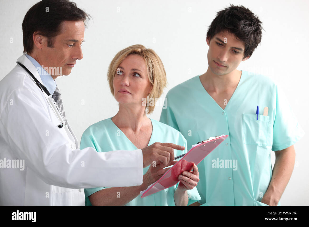 Hospital team reading a chart Stock Photo - Alamy
