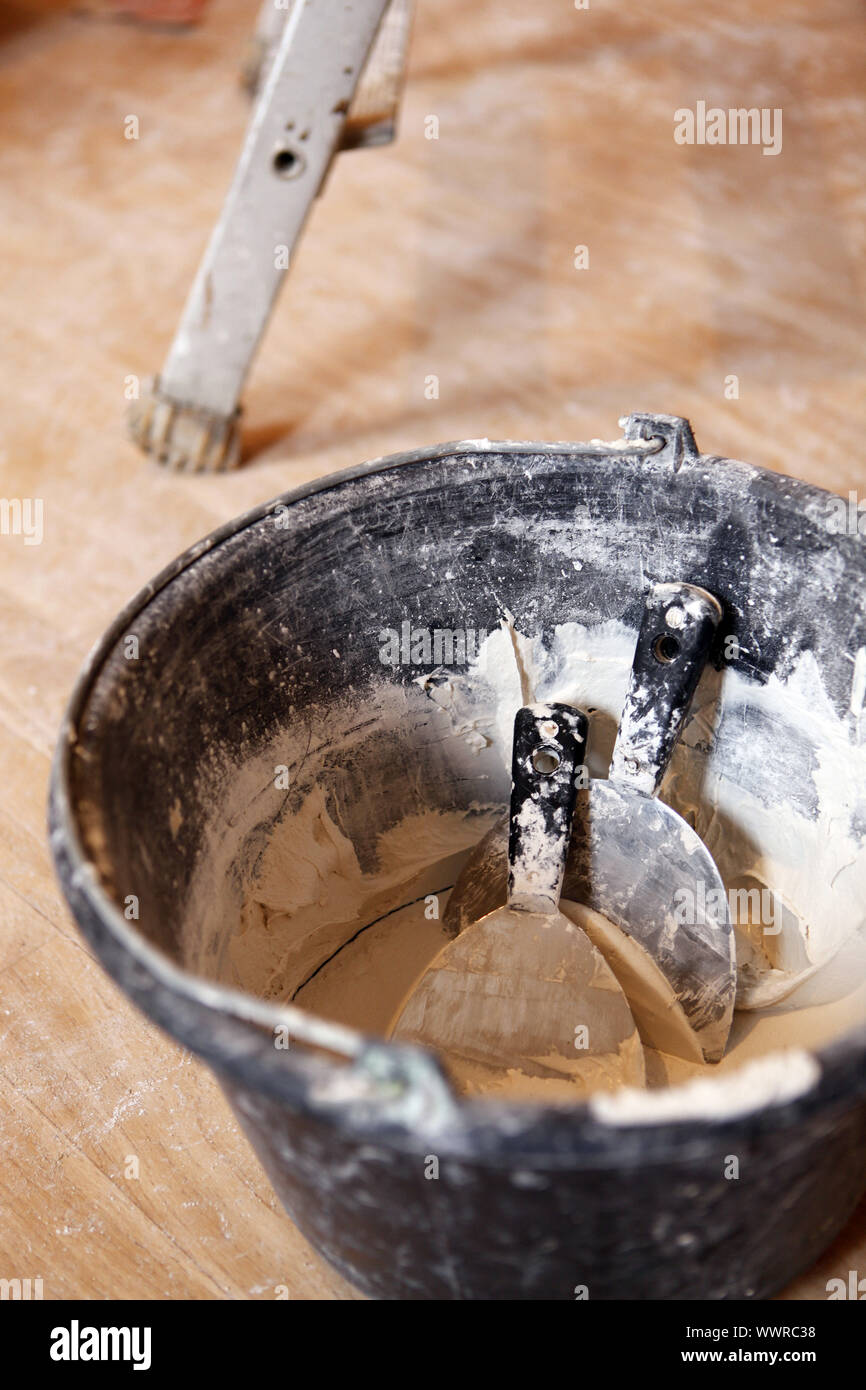 Decorator's bucket and spatulas Stock Photo - Alamy