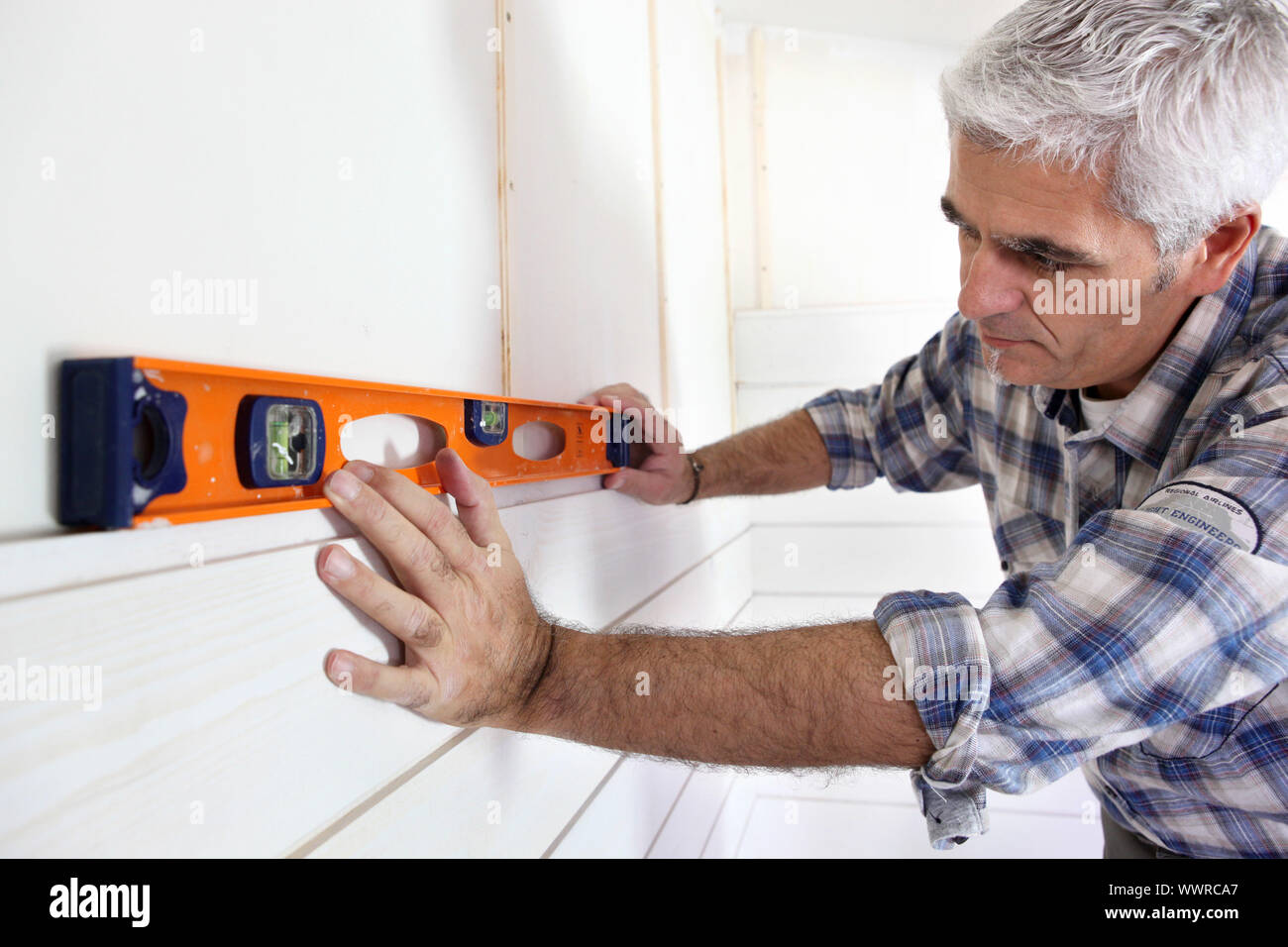 Making sure wall is straight Stock Photo - Alamy