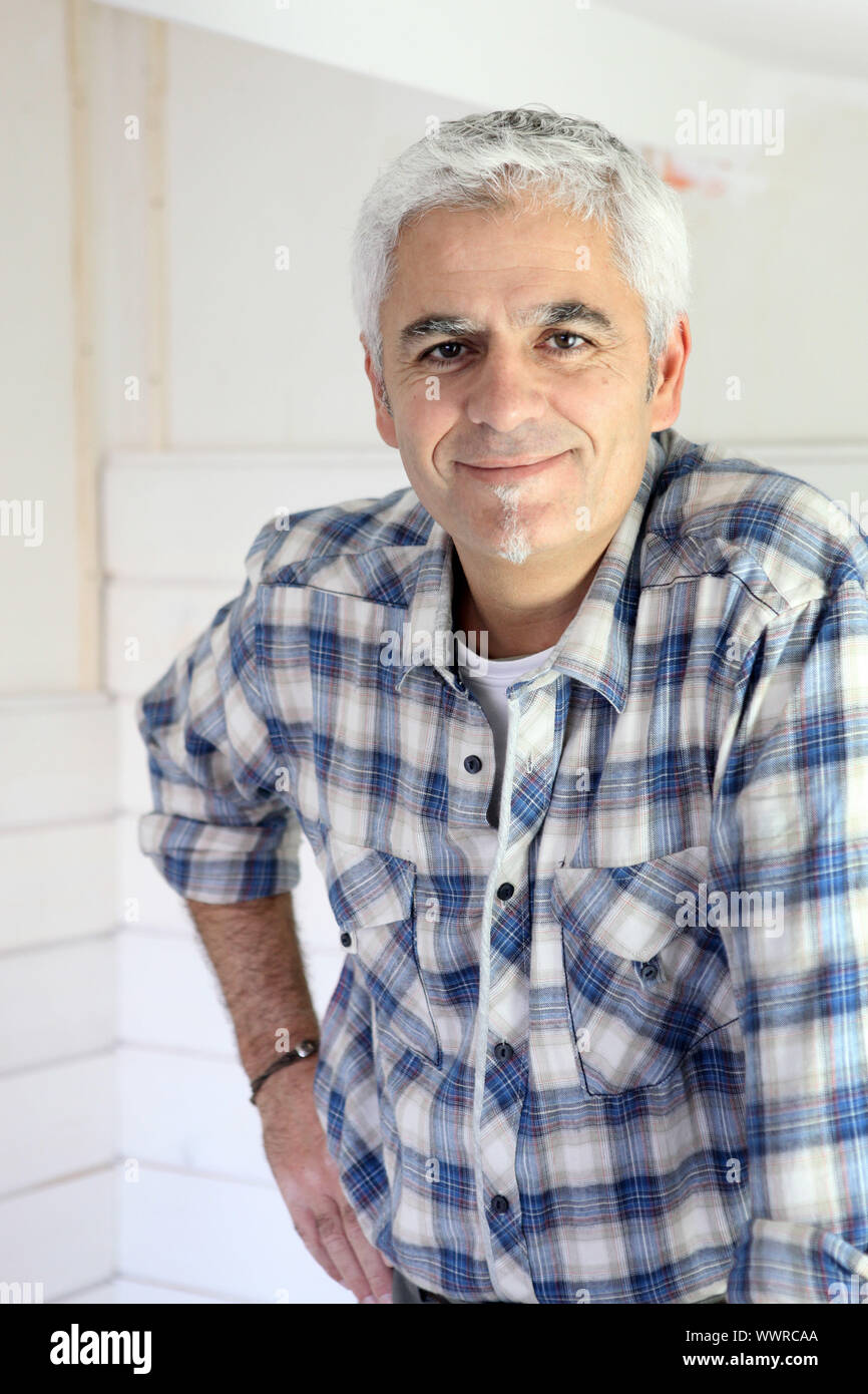 Grey haired senior worker hi-res stock photography and images - Alamy