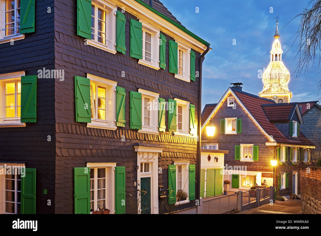 Tudor building christmas hi-res stock photography and images - Alamy