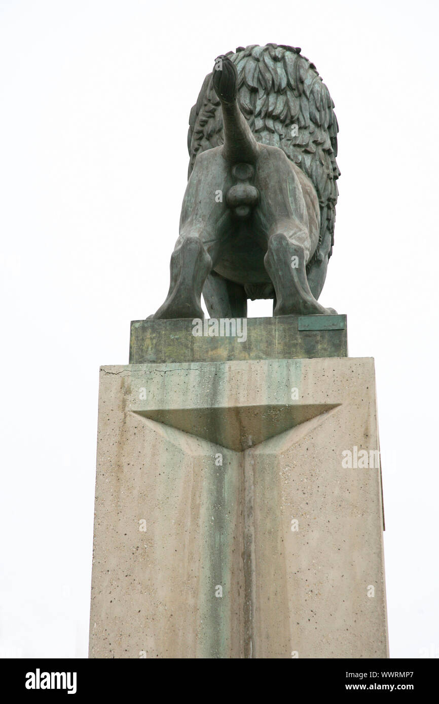 statue lion bottom on a pedestal Stock Photo - Alamy