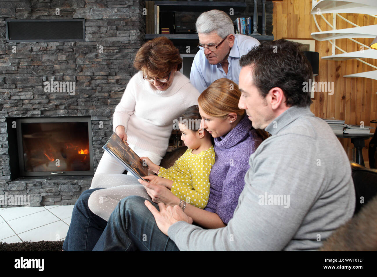 Family around open fire hi-res stock photography and images - Alamy