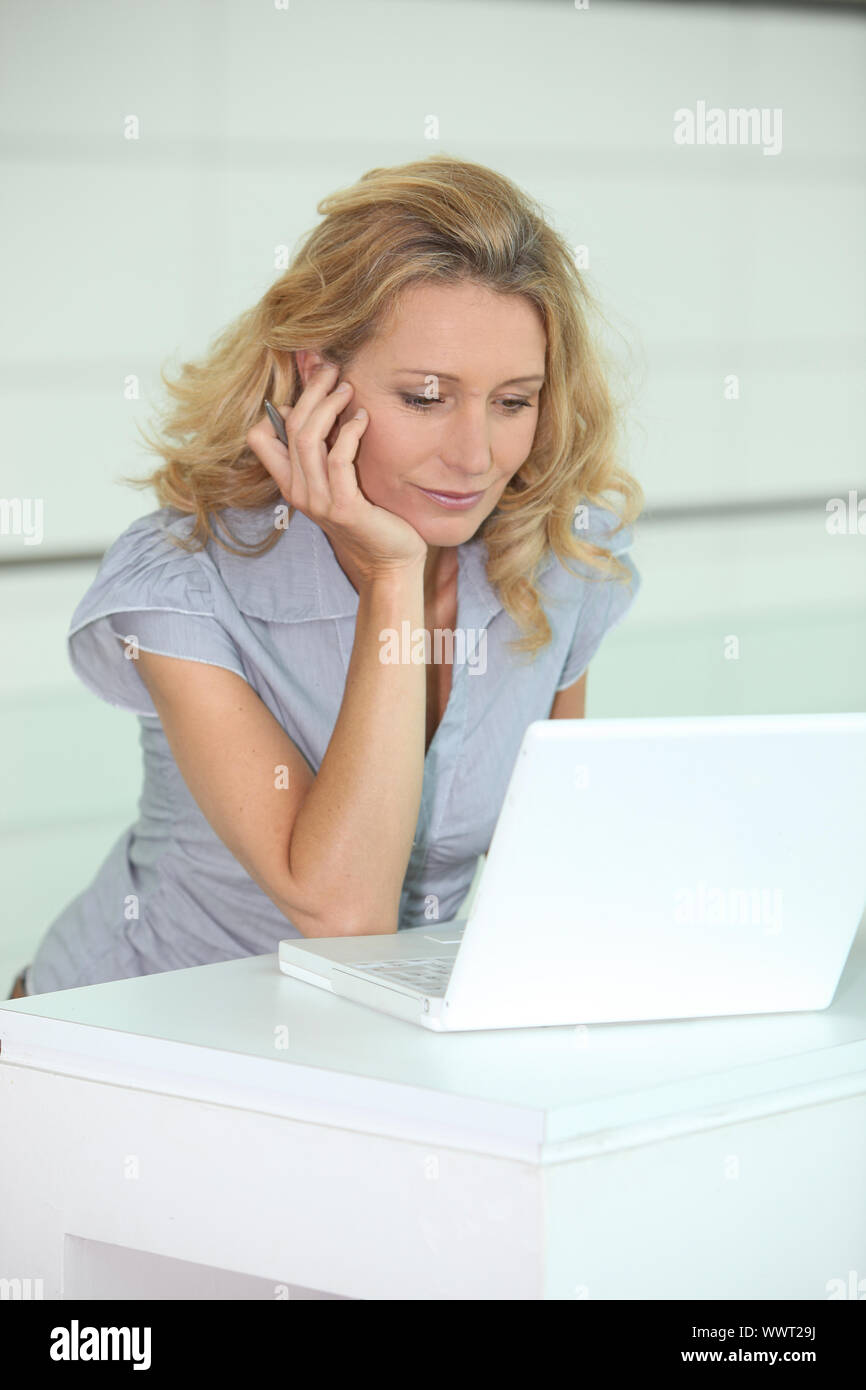 Woman with white computer Stock Photo - Alamy