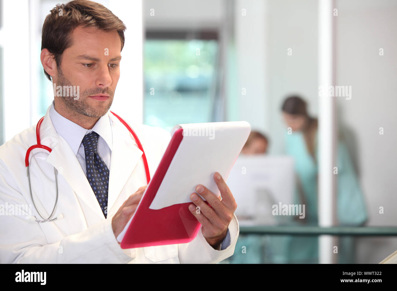 Doctor reading medical charts hi-res stock photography and images - Alamy