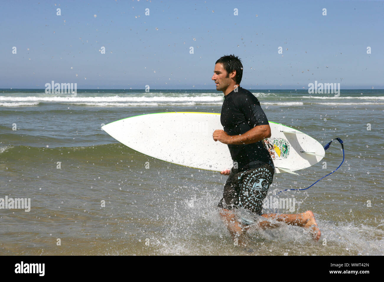 surfer in profile running Stock Photo - Alamy
