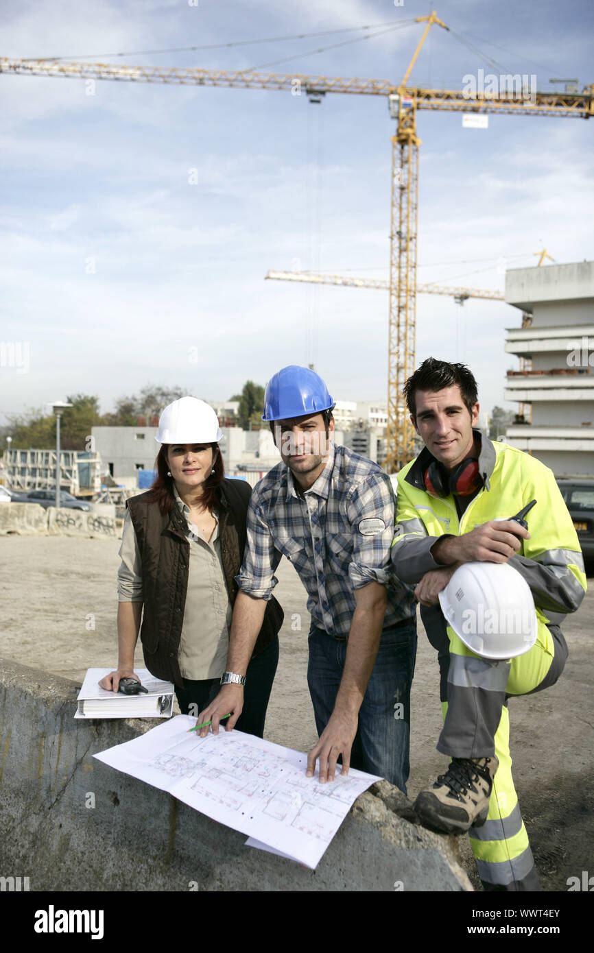A team of construction workers working together Stock Photo - Alamy