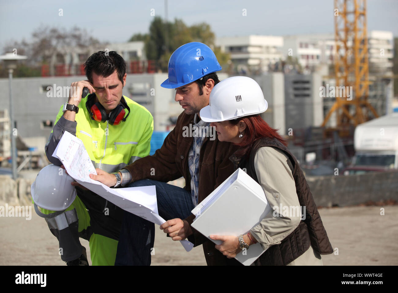 Foreman explaining upcoming work to colleagues Stock Photo - Alamy