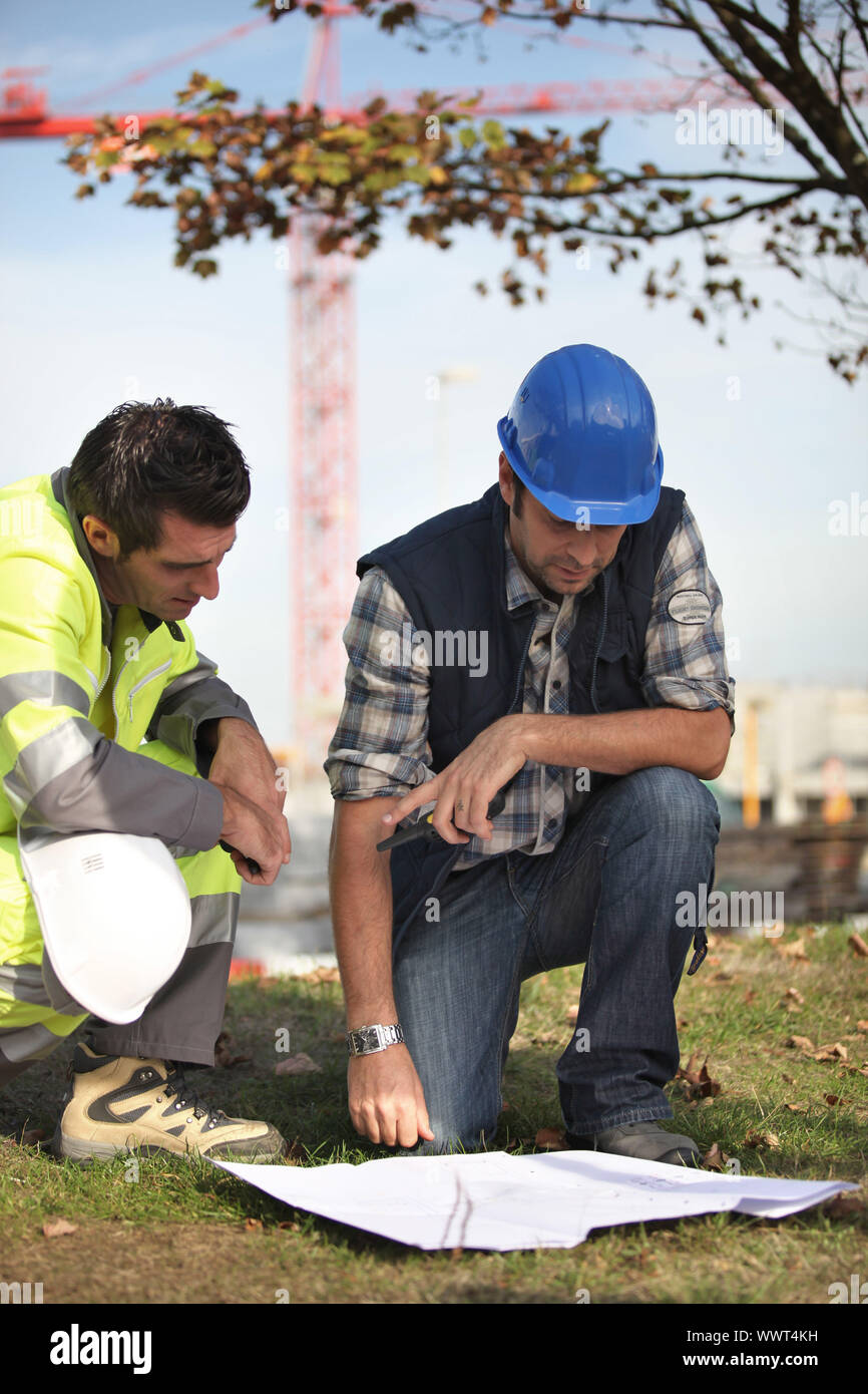 Construction workers discussing plans Stock Photo - Alamy