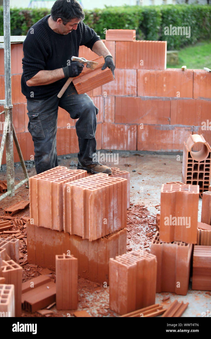 bricklayer building house Stock Photo - Alamy