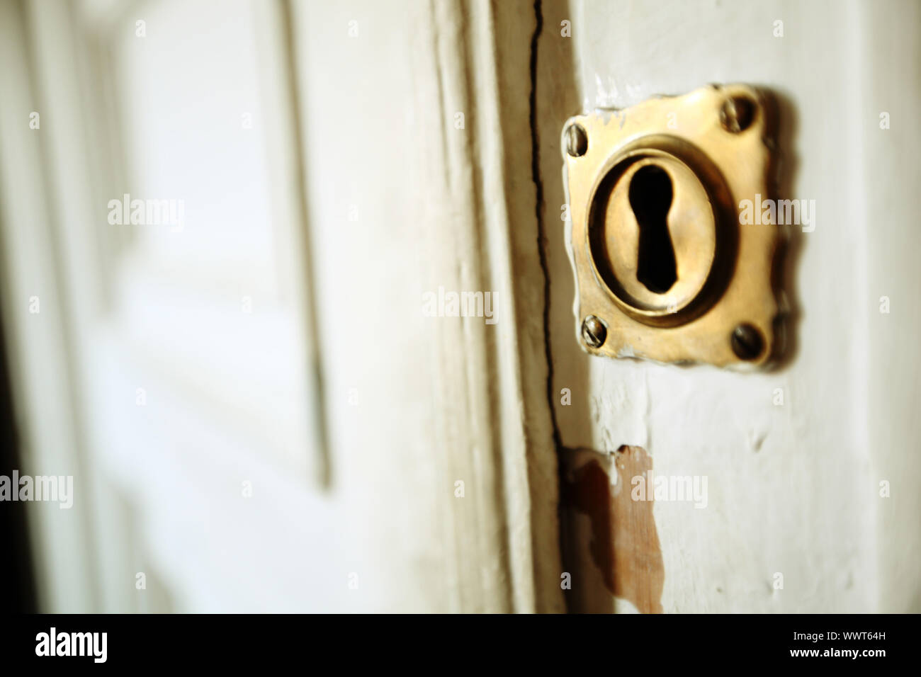 key hole in the door Stock Photo - Alamy
