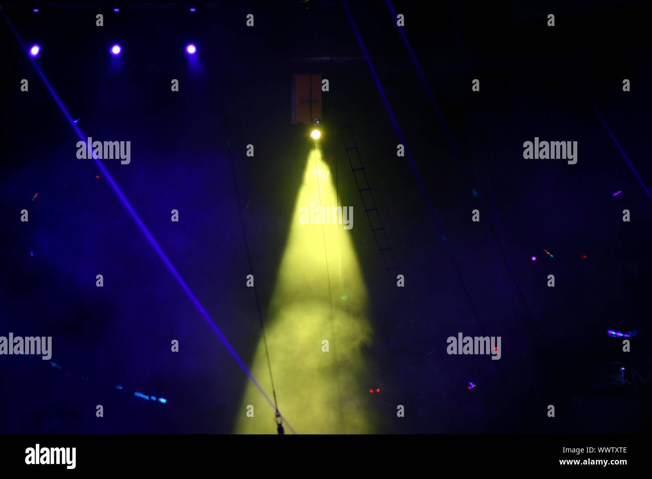 Clubbers lights hi-res stock photography and images - Alamy