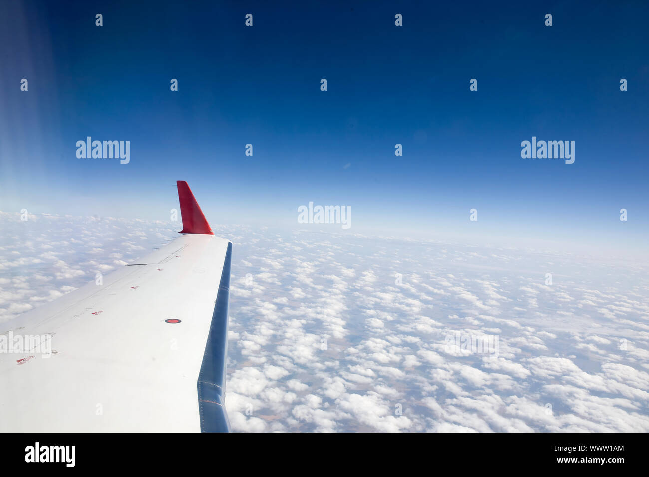 Wing detail on a plane in flight Stock Photo - Alamy