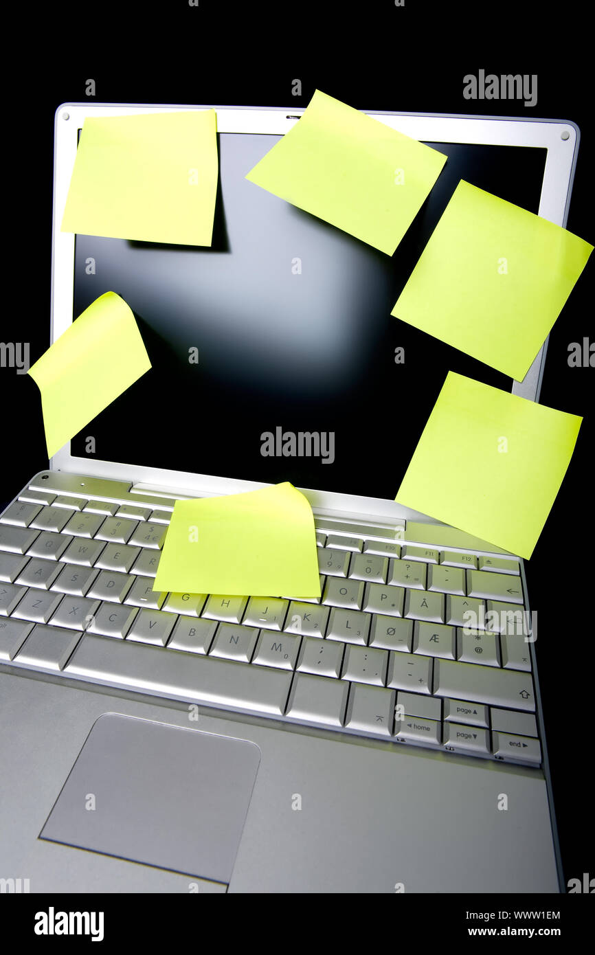 A sticky note on a laptop computer - remember this Stock Photo - Alamy