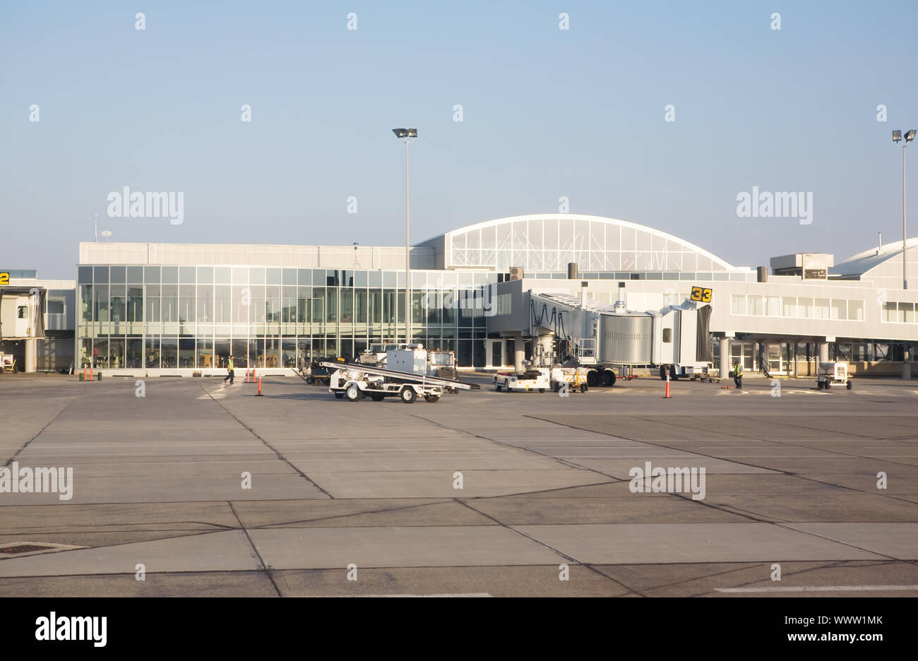 Airplane terminal hi-res stock photography and images - Alamy
