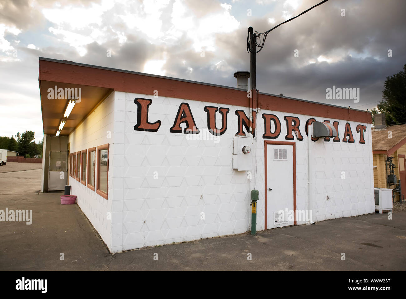 Vintage laundromat hi-res stock photography and images - Alamy