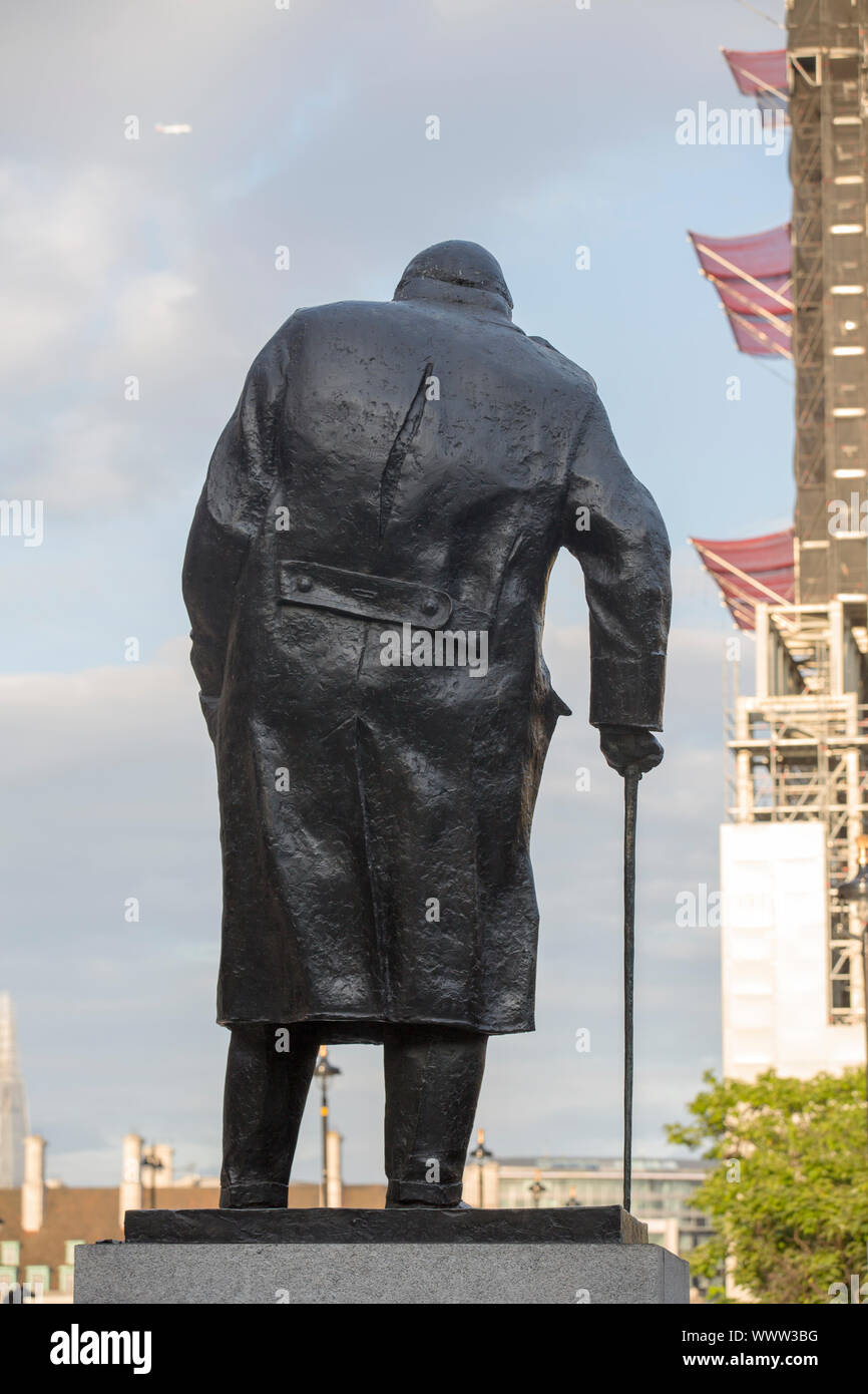 Winston Churchill statue opposite the Houses of Parliament in London ...
