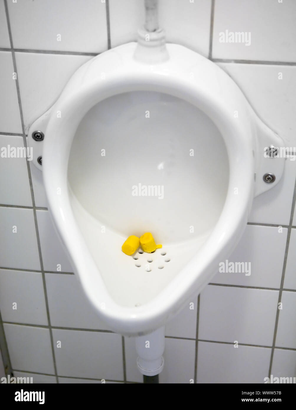 A close up of a public urinal Stock Photo - Alamy