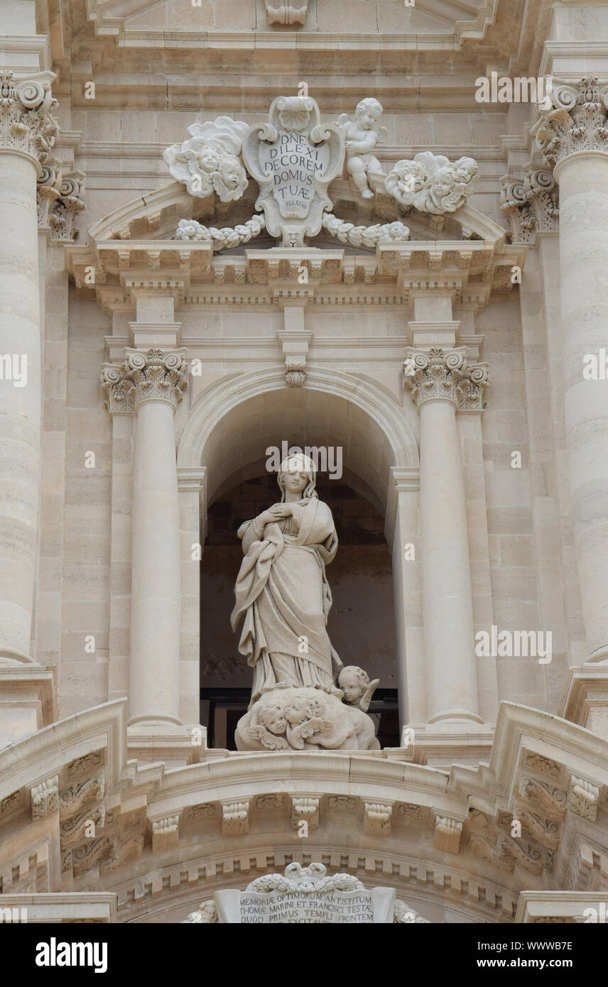 Statue at the cathedral of Syracuse Stock Photo - Alamy