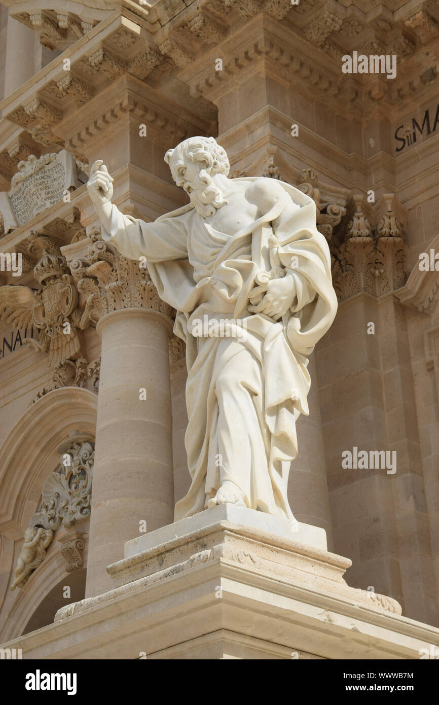 Statue at the cathedral of Syracuse Stock Photo - Alamy