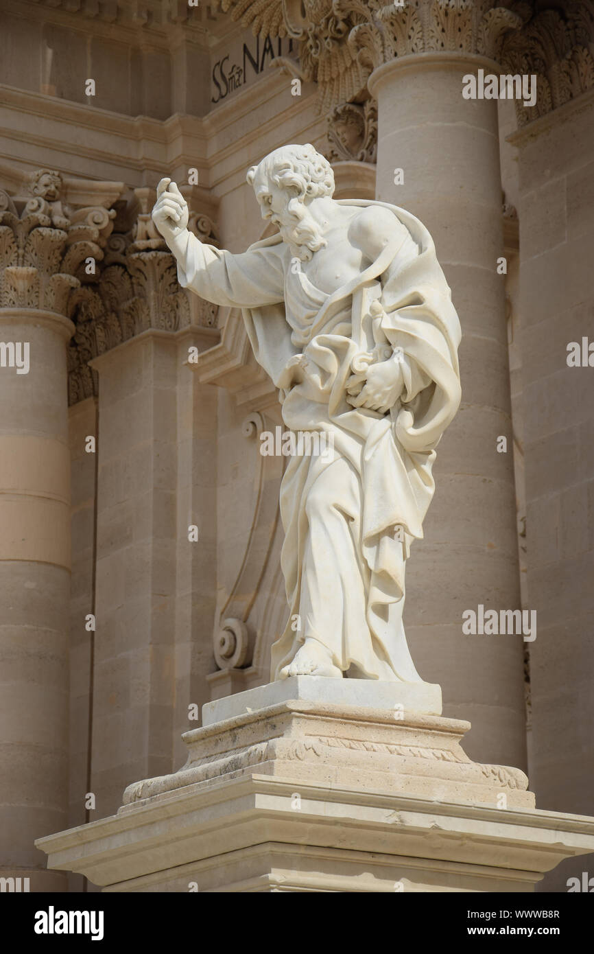 Statue at the cathedral of Syracuse Stock Photo - Alamy
