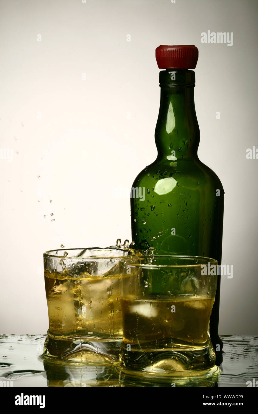 whiskey splash close up in dark Stock Photo - Alamy