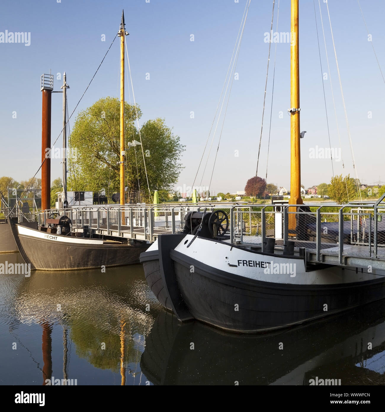 pontoon bridge composed of the old ships Einigkeit, Recht, Freiheit ...