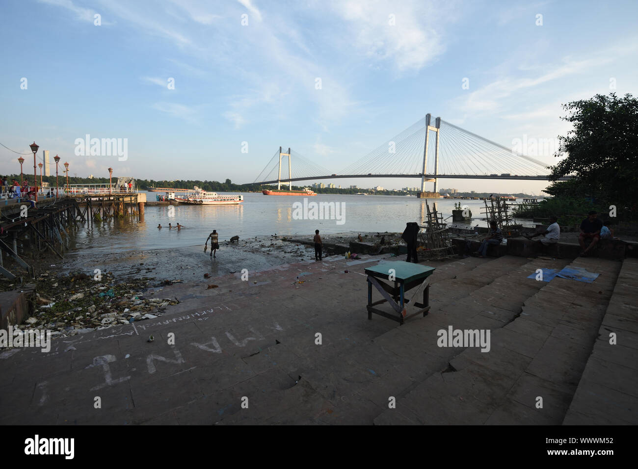Howrah bridge across the hooghly hi-res stock photography and images ...