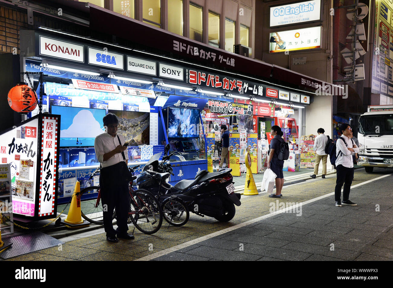 Tokyo street scene - Shinjuku - Tokyo - Japan Stock Photo - Alamy