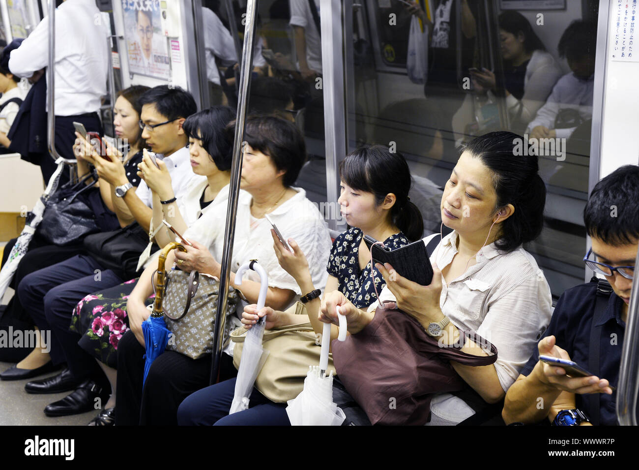 Tokyo subway platform crowded hi-res stock photography and images - Alamy