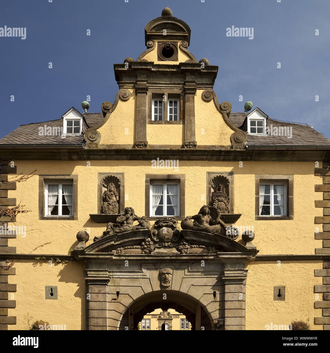 Outside with buildings hi-res stock photography and images - Alamy