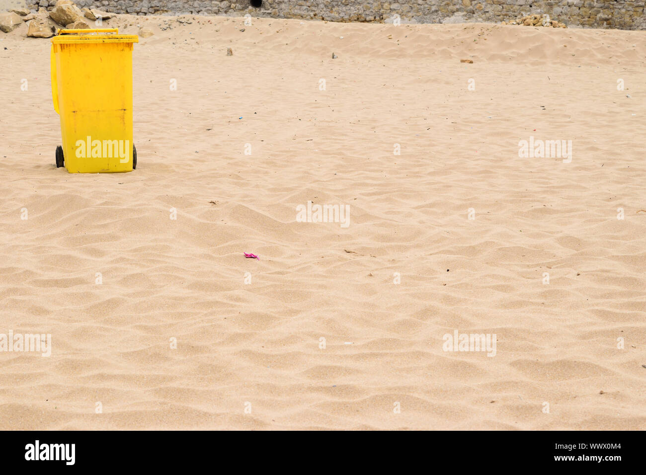 Recycle bin beach hi-res stock photography and images - Alamy